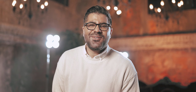 Mano Nega Kon Music Video by Hamed Homayoun on Radio Javan