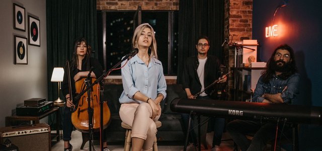 Mi Re (Live Session) Music Video by Emma on Radio Javan