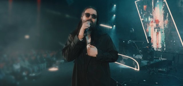 Zire Baroona Gomam (Live) - Music Video by Mehdi Darabi